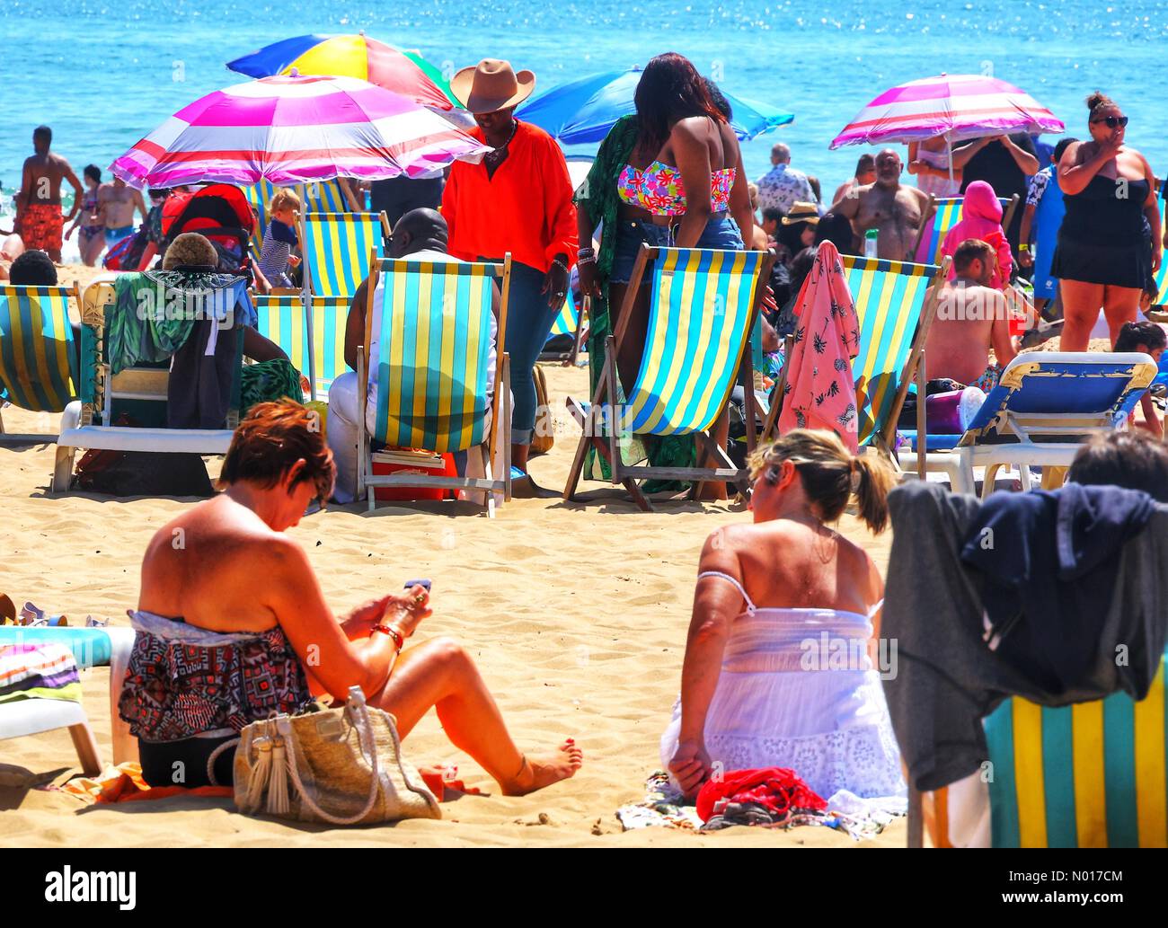 Bournemouth beach busy 2022 hi-res stock photography and images - Alamy