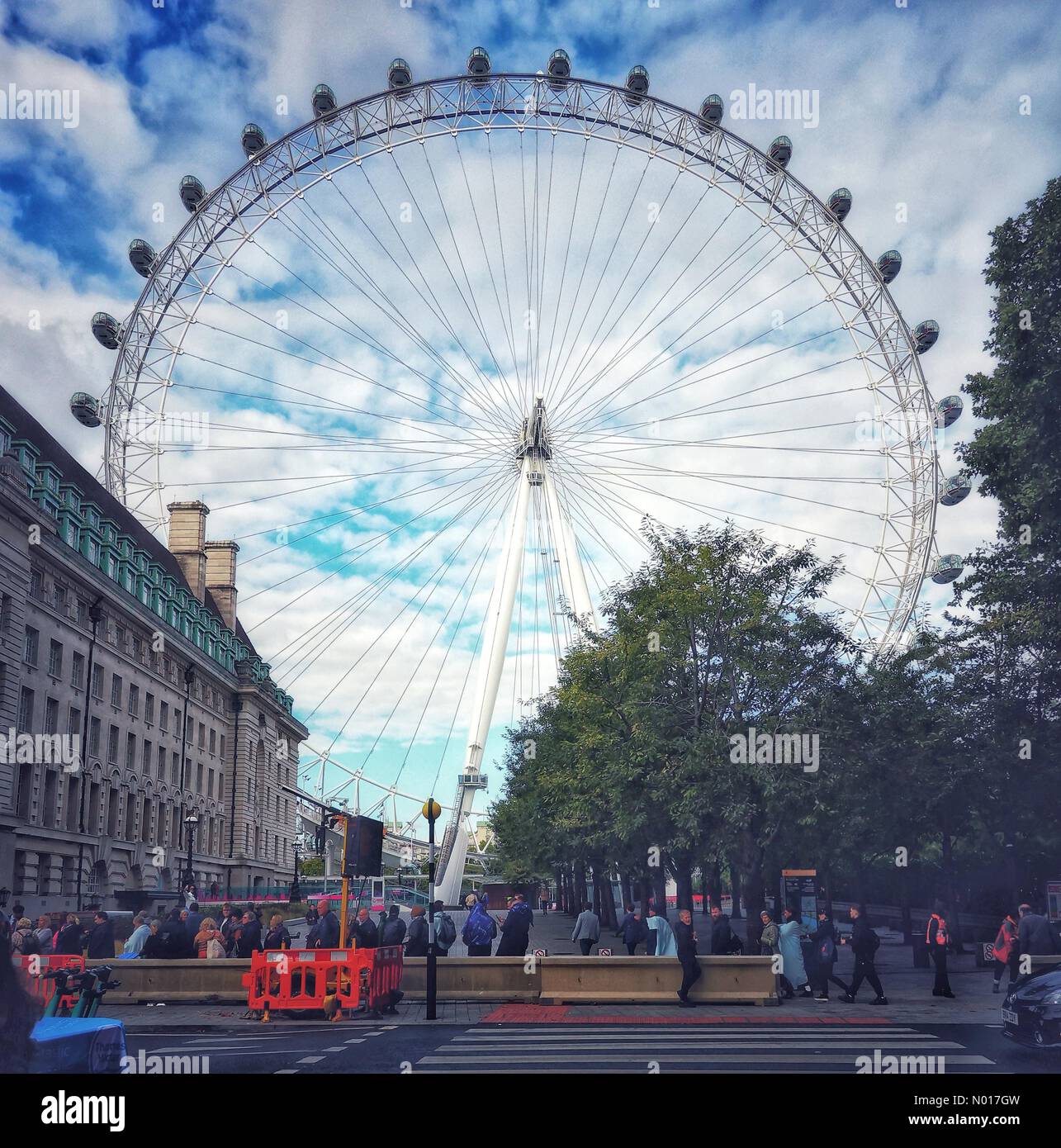 London, UK. 16th Sep, 2022. Queue for Queen lying in state at London ...