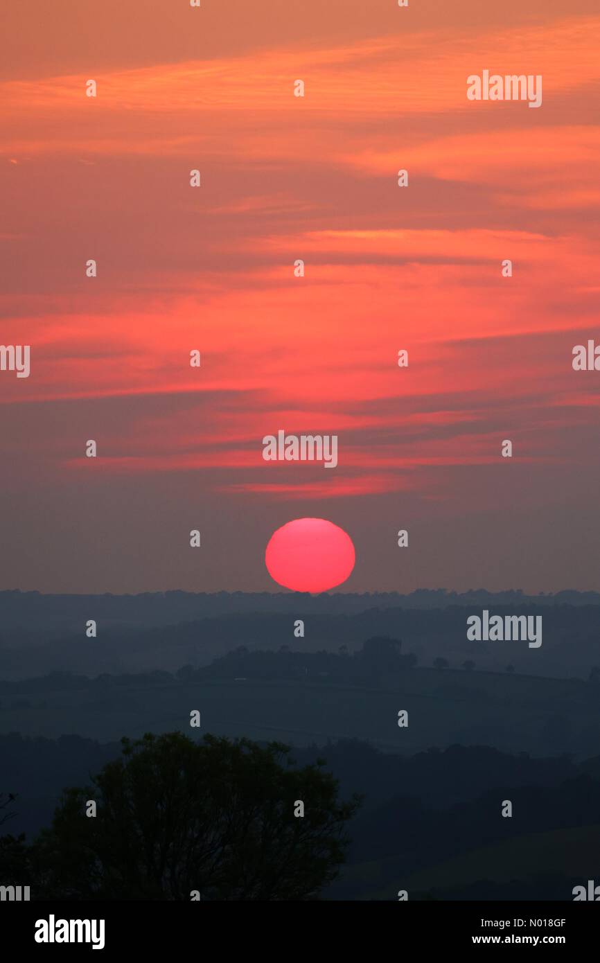 UK Weather: Red sky at night. Sun sets at dusk over Teign Valley, Devon ...