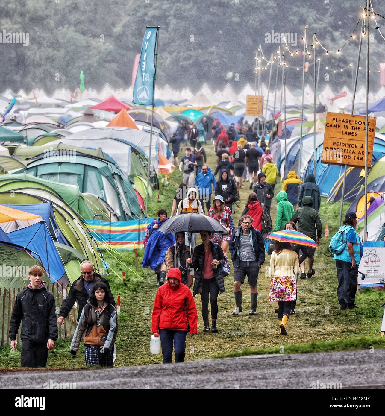 UK Weather: Crowds wake up to drizzle and rain at a wet Green Man ...