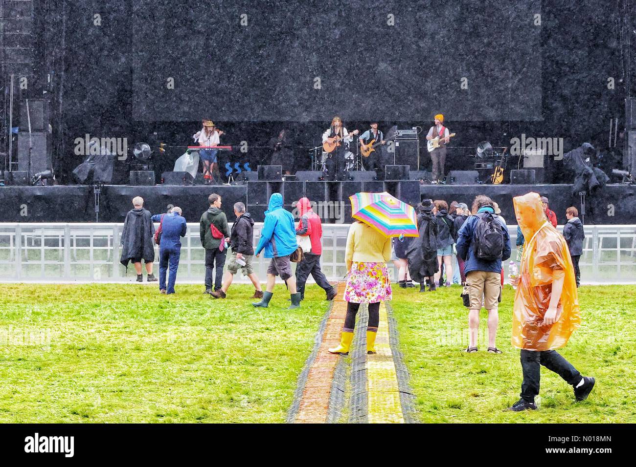 UK Weather: Crowds wake up to drizzle and rain at a wet Green Man ...