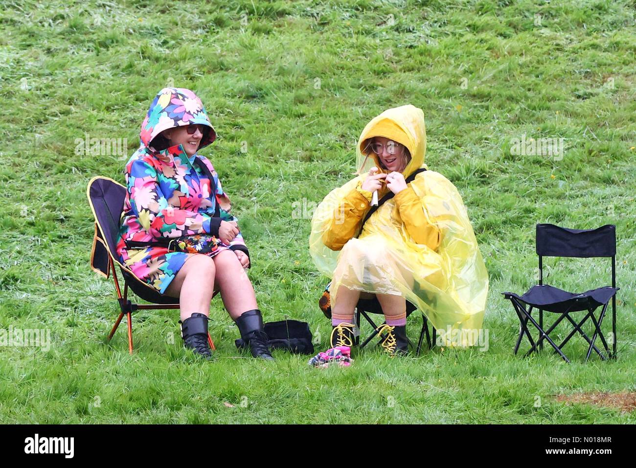 UK Weather: Crowds wake up to drizzle and rain at a wet Green Man ...