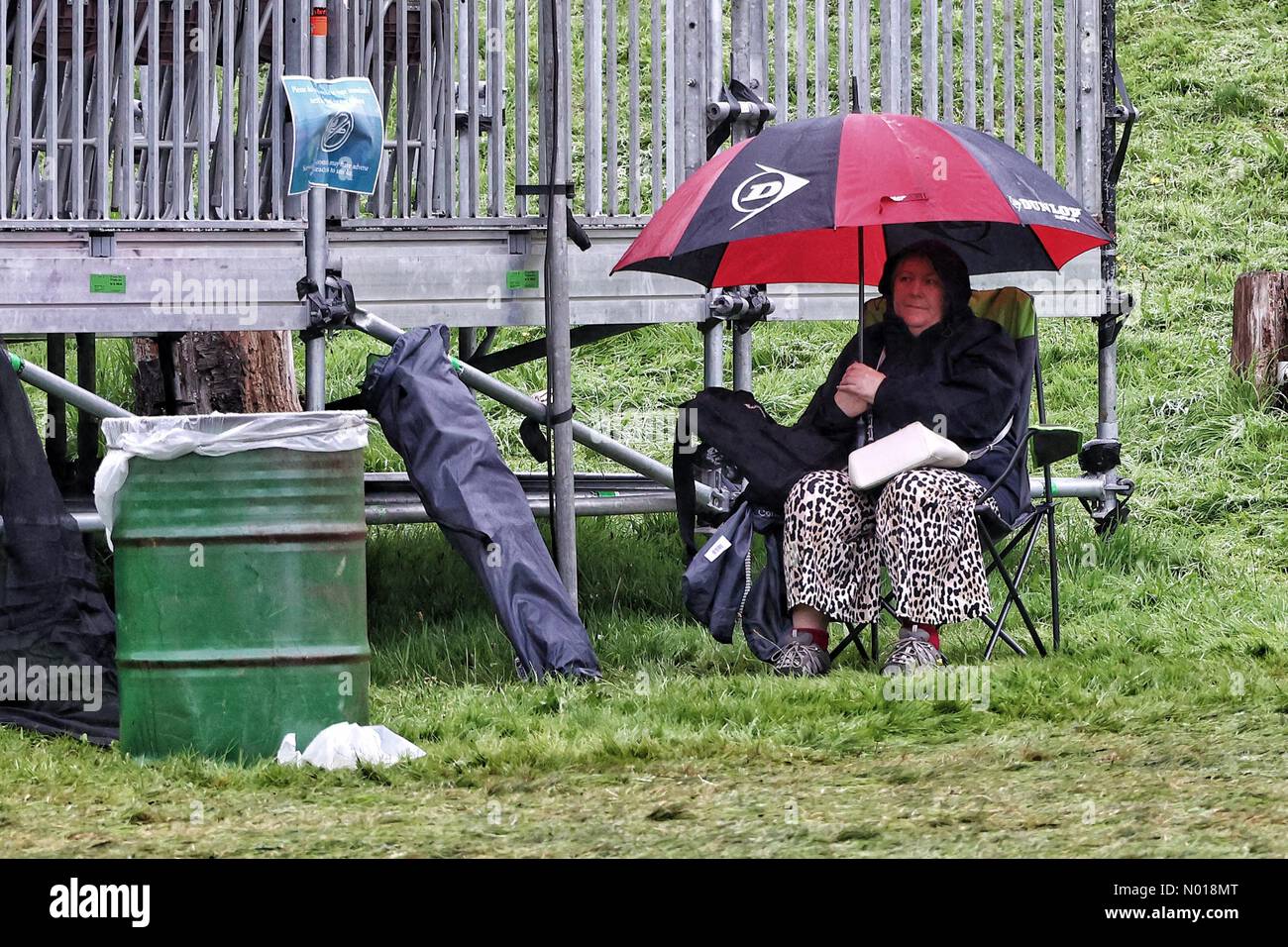 UK Weather: Crowds wake up to drizzle and rain at a wet Green Man ...