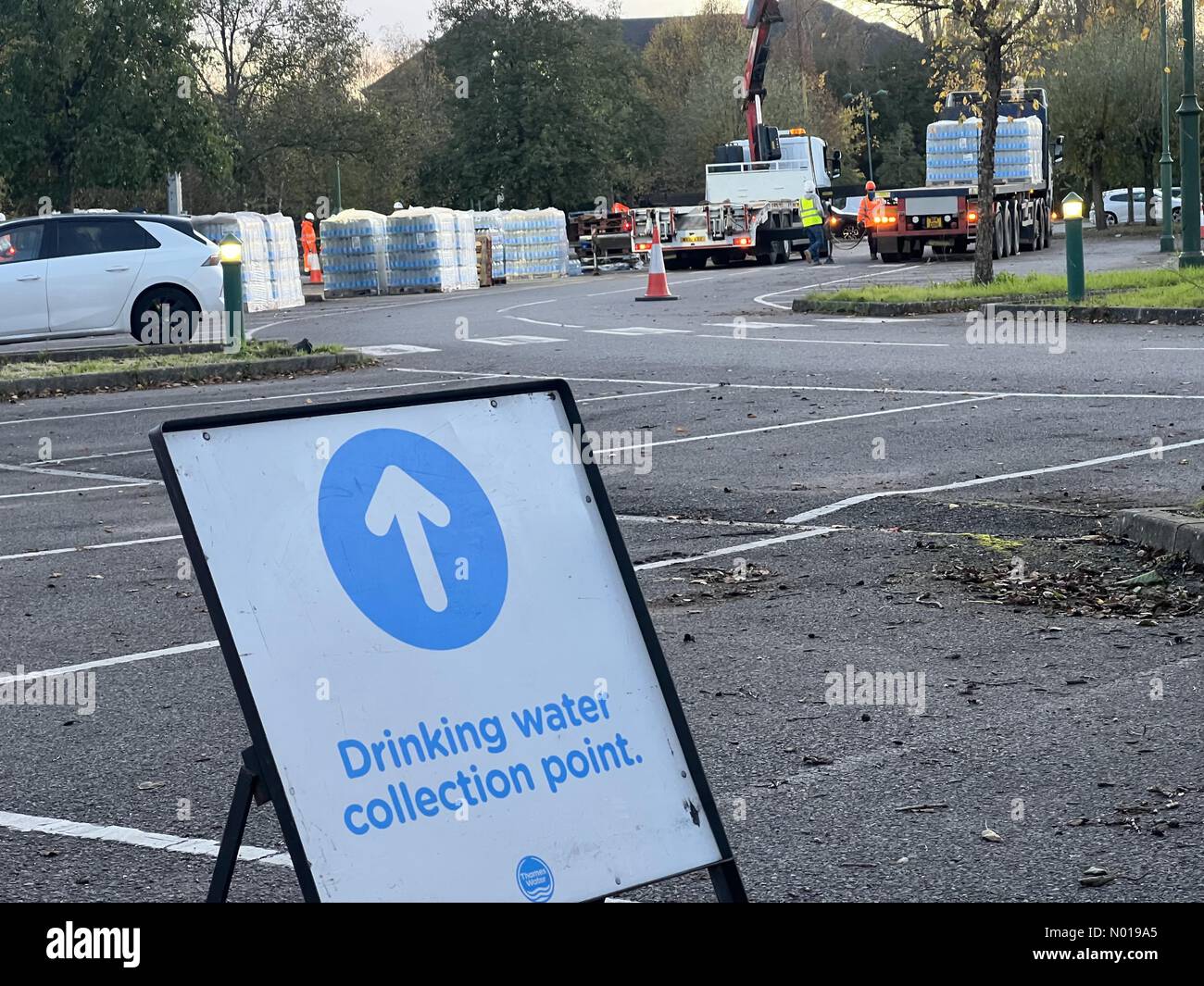 UK Weather: Water shortage in Surrey. Portsmouth Rd, Guildford. 06th ...