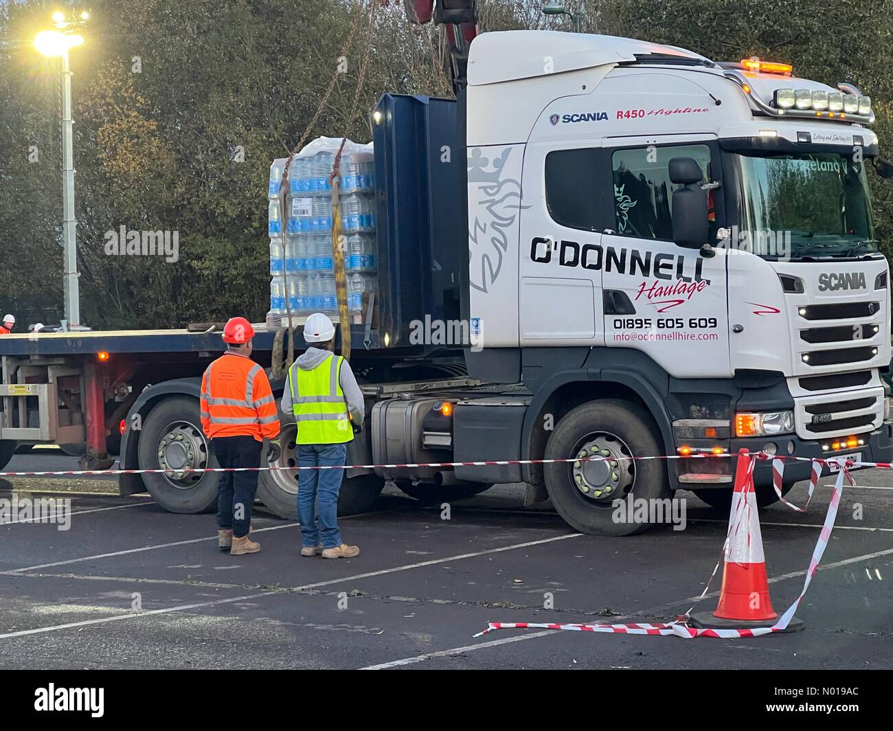 UK Weather: Water shortage in Surrey. Portsmouth Rd, Guildford. 06th ...
