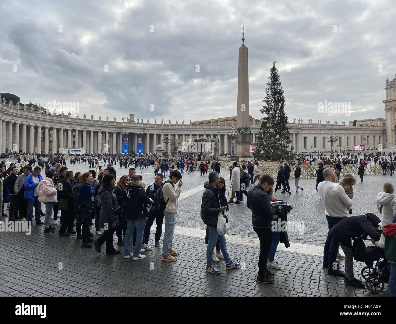 Rome, Italy. 29 December 2023. Large crowds queuing at the Vatican in ...