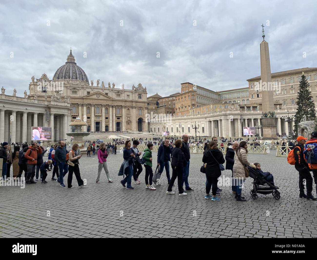 Rome, Italy. 29 December 2023. Large crowds queuing at the Vatican in ...