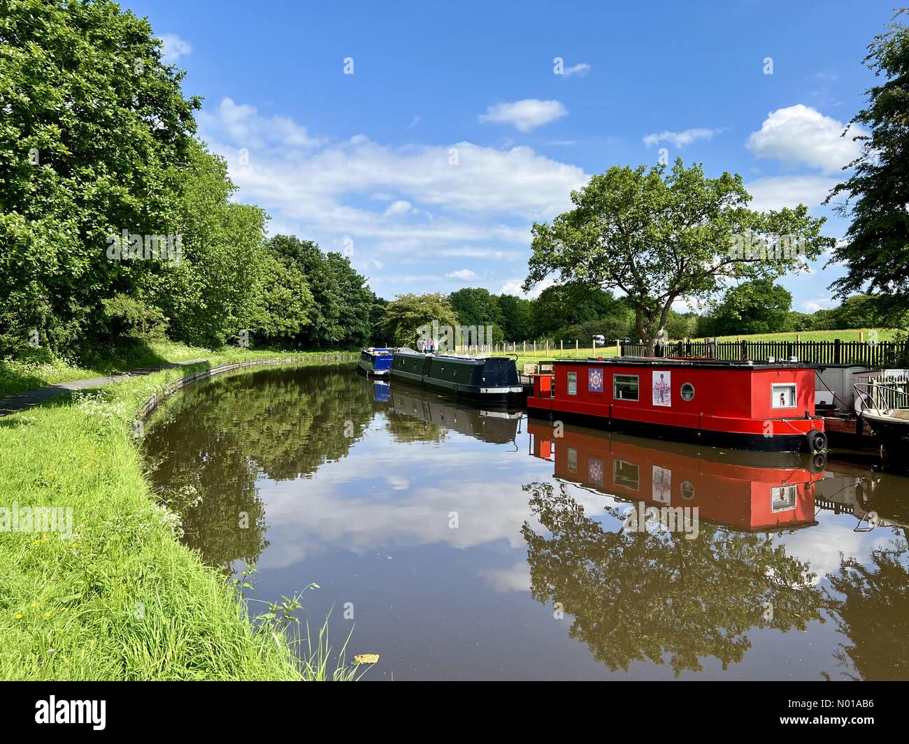 UK Weather: sunny at Adlington, Lancashire. Leeds and Liverpool canal ...