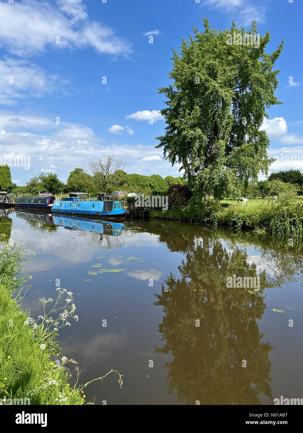 UK Weather: sunny at Adlington, Lancashire. Leeds and Liverpool canal ...