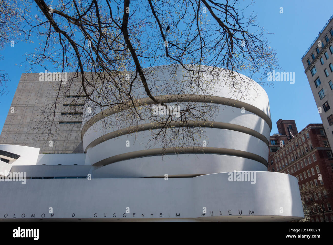 the white round Guggenheim museum Stock Photo - Alamy