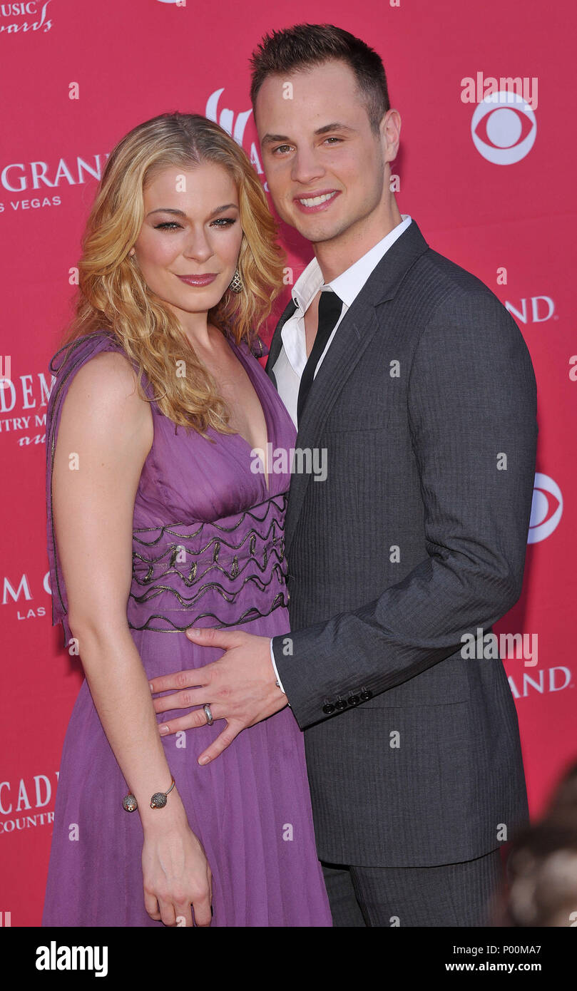 Leann rimes and husband dean sheremet hi-res stock photography and ...