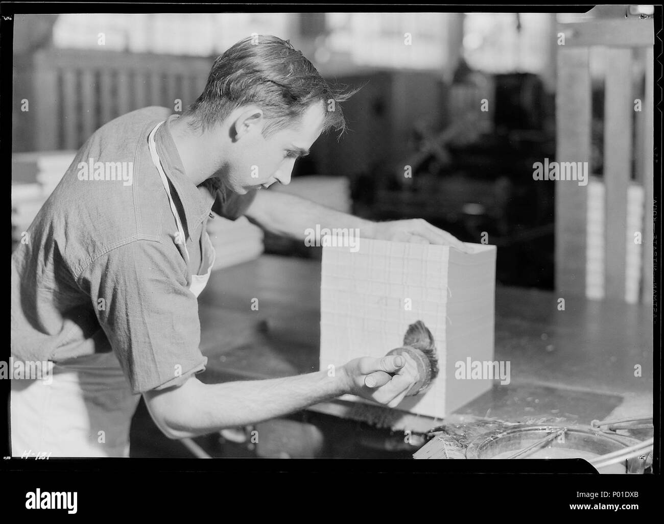 Robert Smith, Lynn Gardens, Kingsport, Tennessee. Smith is a glue-off ...