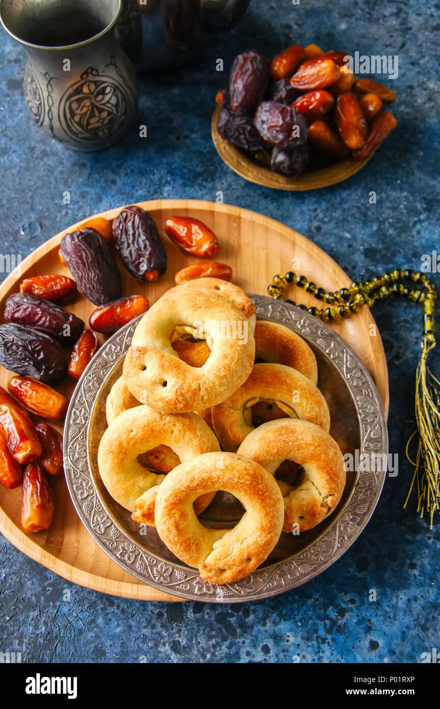 Traditional arabic date ring cookies - kaak bi ajwa, popular cookies ...