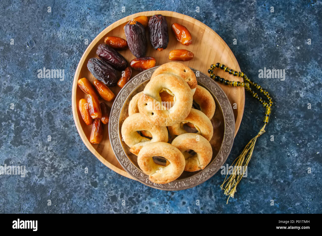 Traditional arabic date ring cookies - kaak bi ajwa, popular cookies ...