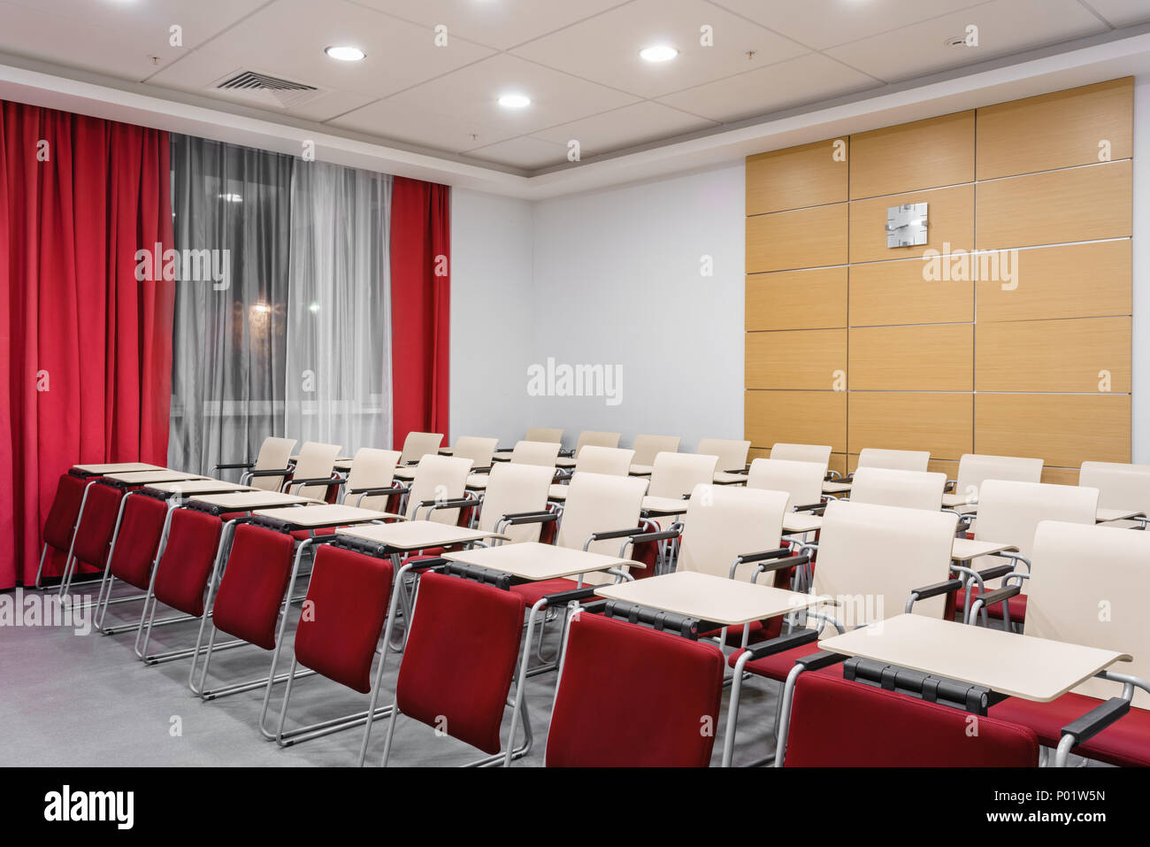 Empty lecture hall red seats hi-res stock photography and images - Alamy