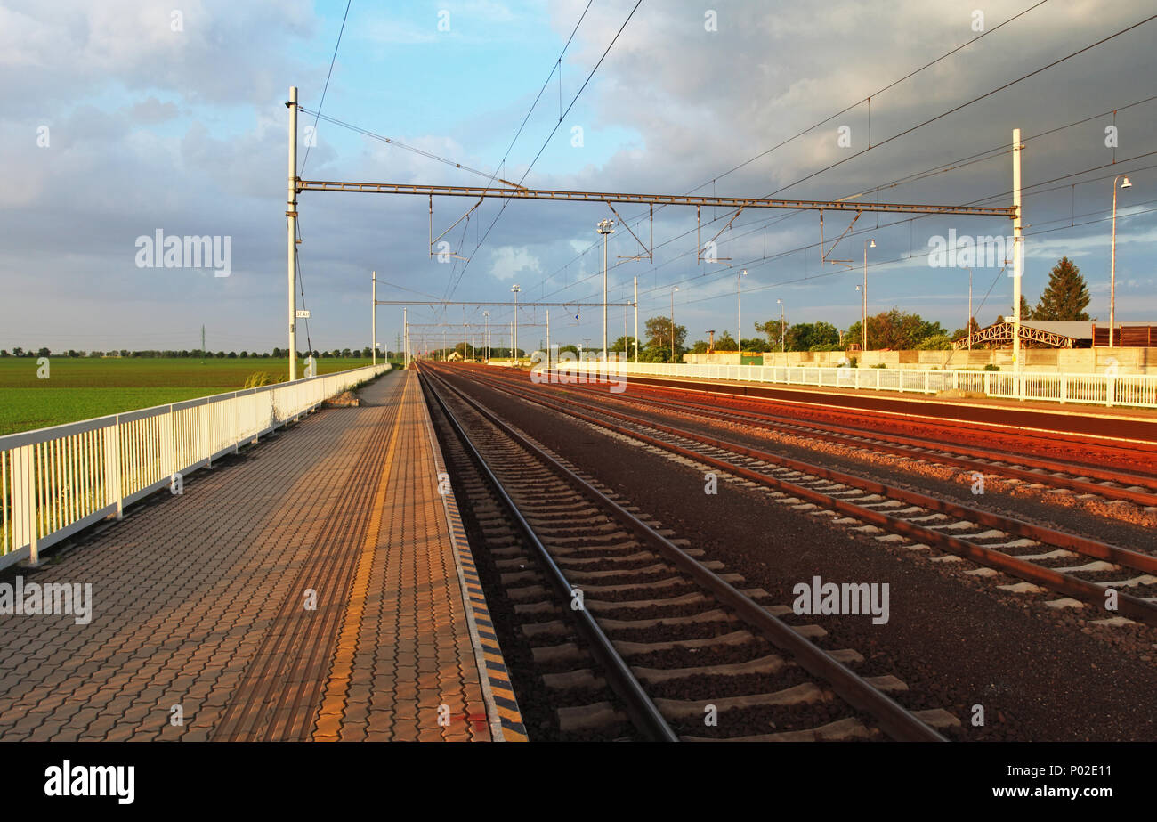 Train station platform Stock Photo - Alamy