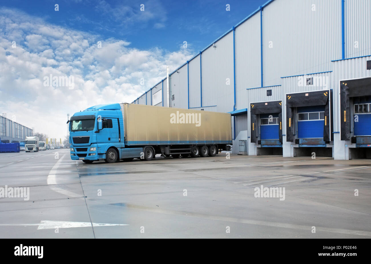 Unloading cargo truck at warehouse building Stock Photo - Alamy