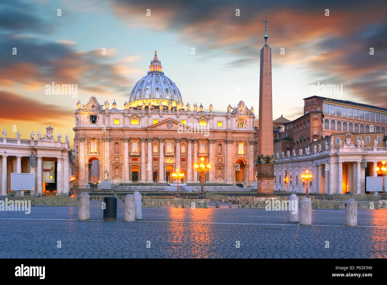 St peters square and st peters basilica at sunrise hi-res stock ...