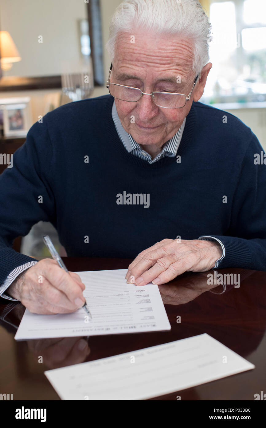 Signature man signing document hi-res stock photography and images - Alamy