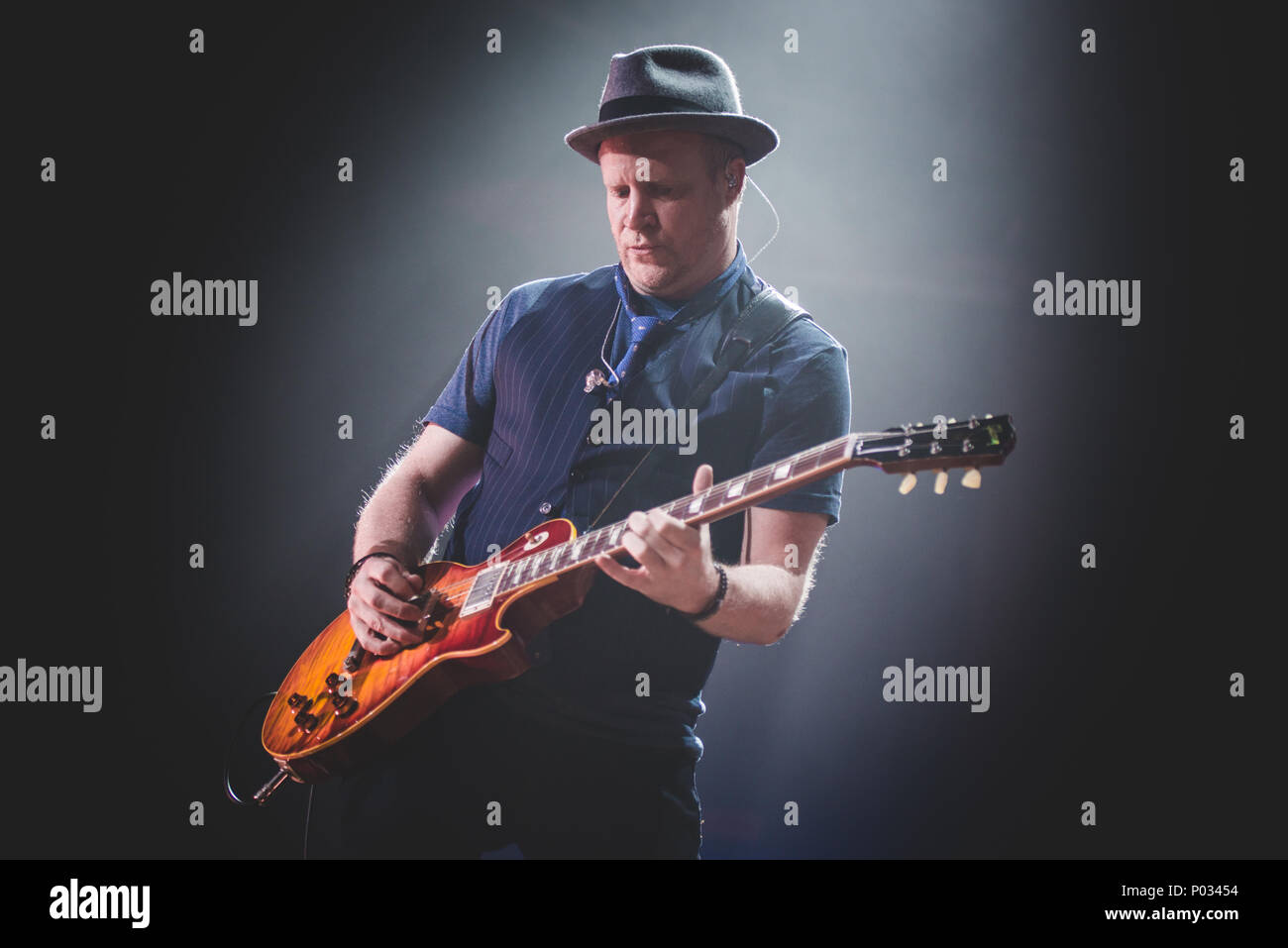 Counting crows hi-res stock photography and images - Alamy