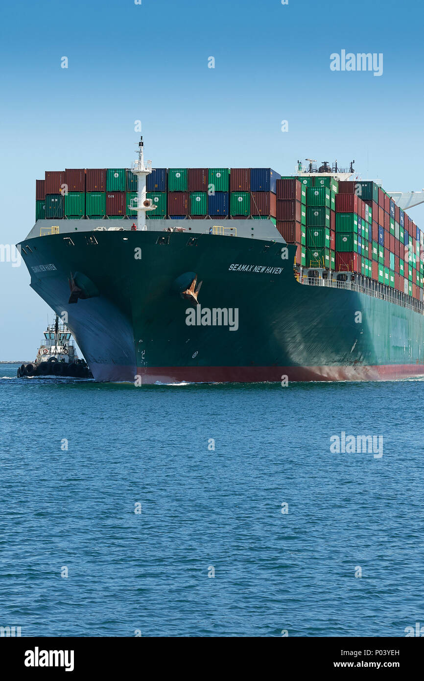 Container ship head on not suez hi-res stock photography and images - Alamy