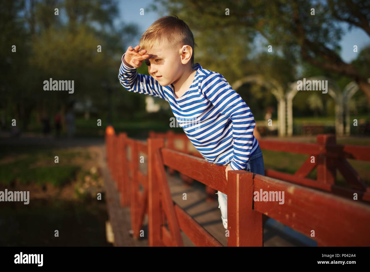 Kid look at sun hi-res stock photography and images - Alamy