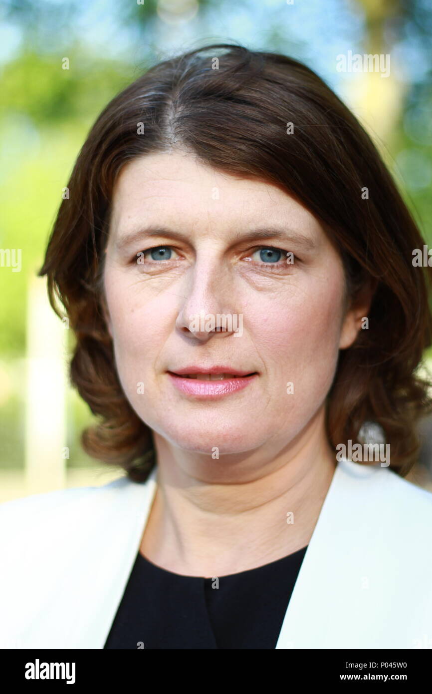 Emma hutchinson itv independent television news presenter hi-res stock ...