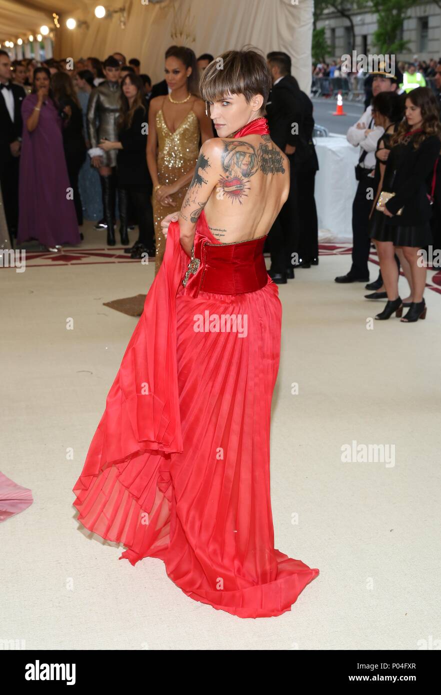 Ruby rose red carpet hi-res stock photography and images - Alamy