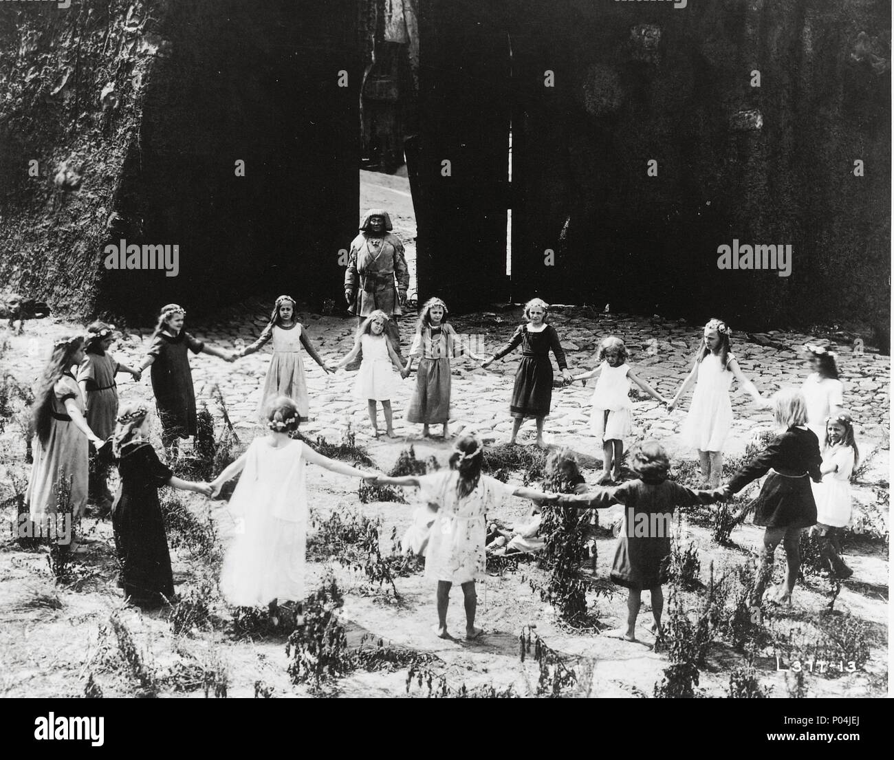 Original Film Title: DER GOLEM, WIE ER IN DIE WELT KAM. English Title ...