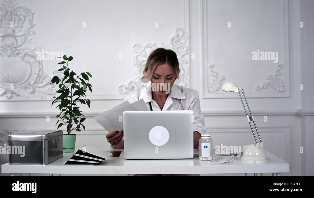 Doctor nurse working documents hi-res stock photography and images - Alamy