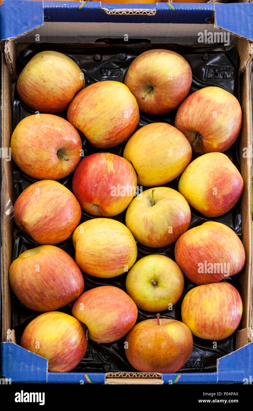 Apples in paper box hi-res stock photography and images - Alamy
