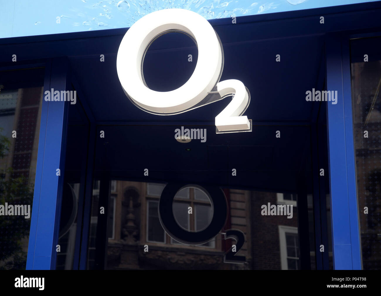 An O2 phone store on Oxford Street, central London Stock Photo - Alamy