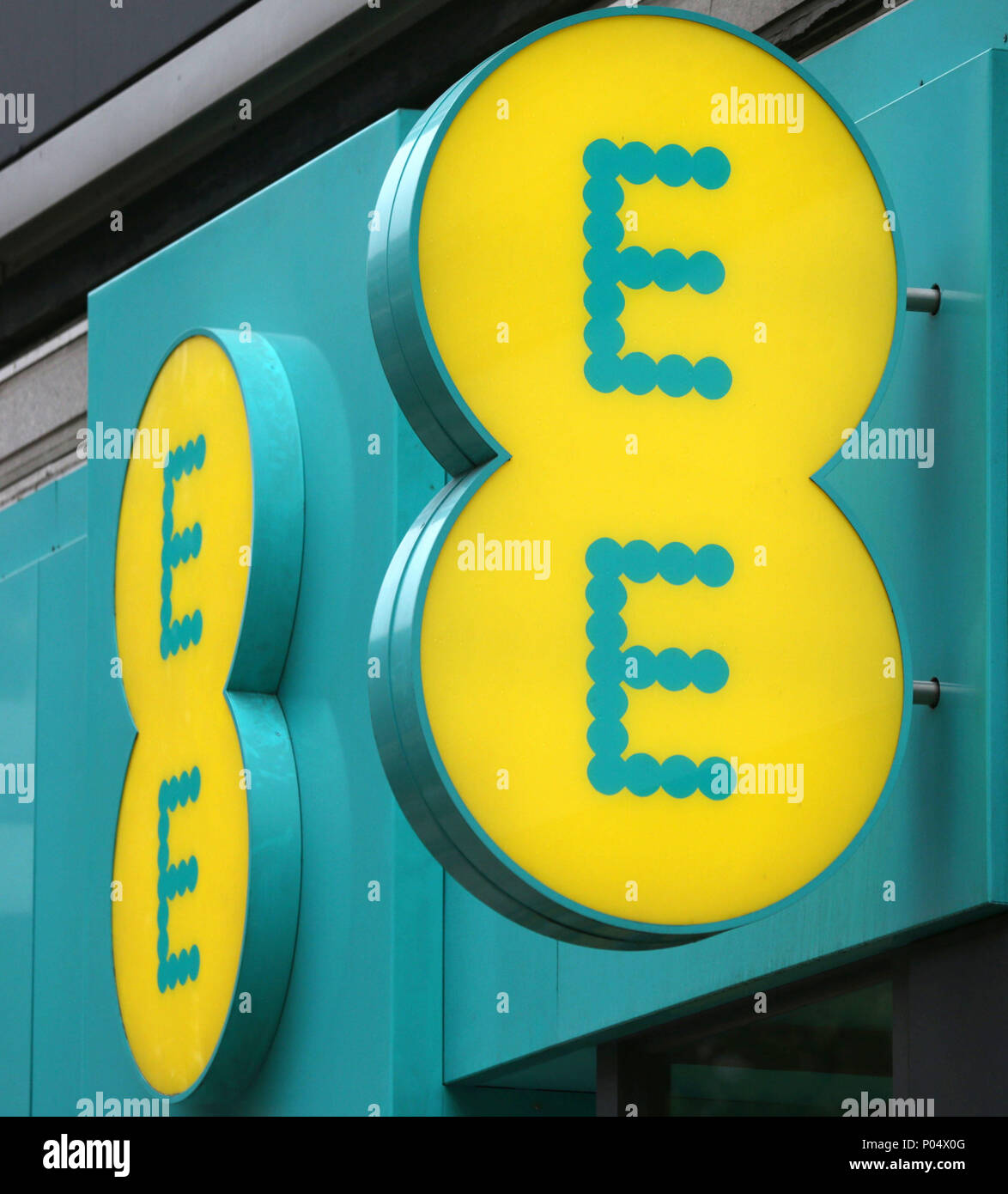 An ee high street shop hi-res stock photography and images - Alamy