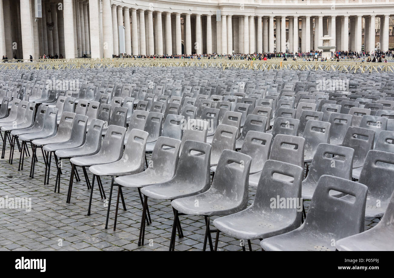 Cathedral square outdoor chair hi-res stock photography and images - Alamy