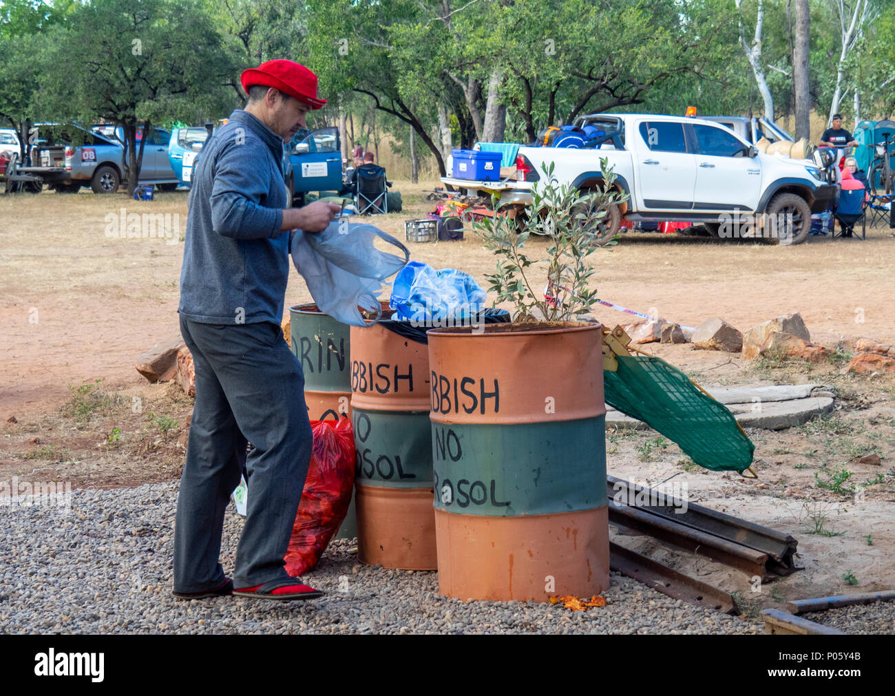 Trash can rubbish bin garbage drum hi-res stock photography and images ...