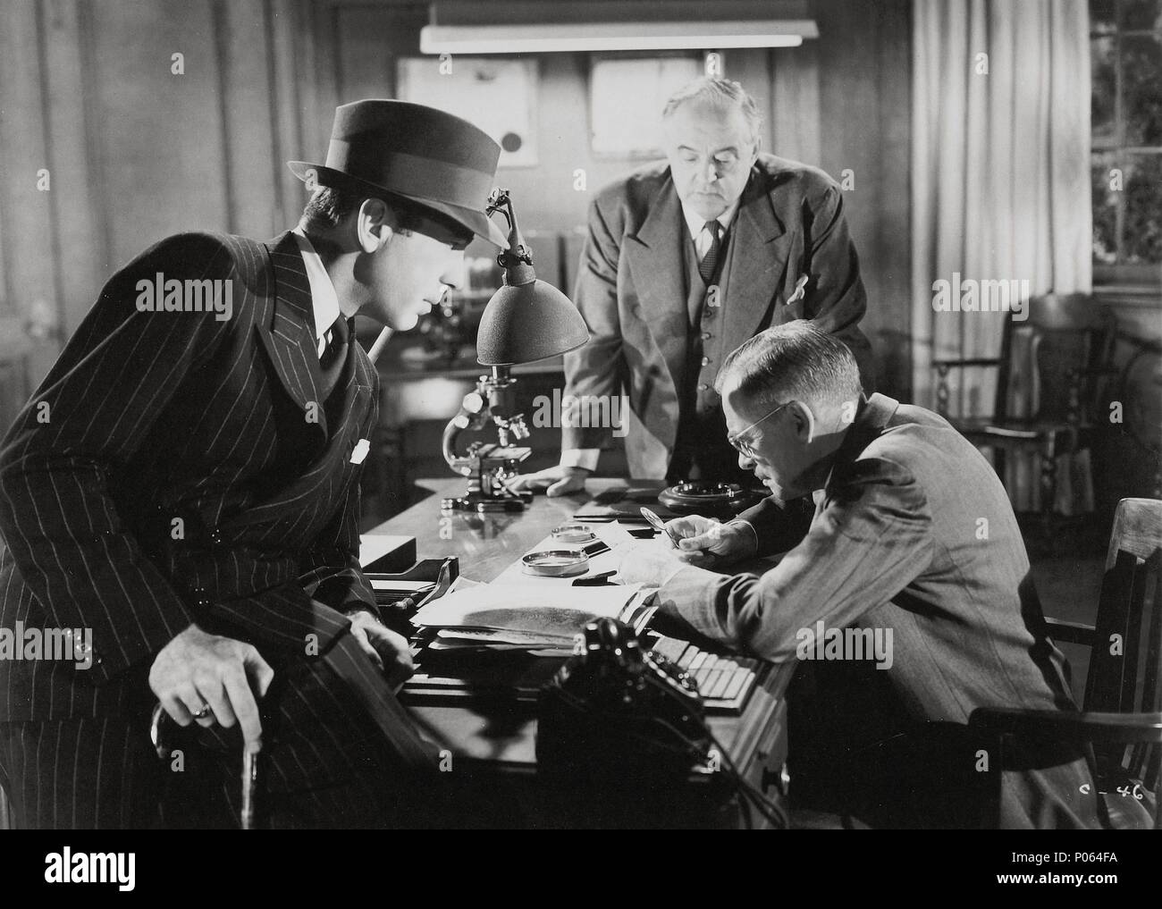 Conflict 1945 humphrey bogart hi-res stock photography and images - Alamy