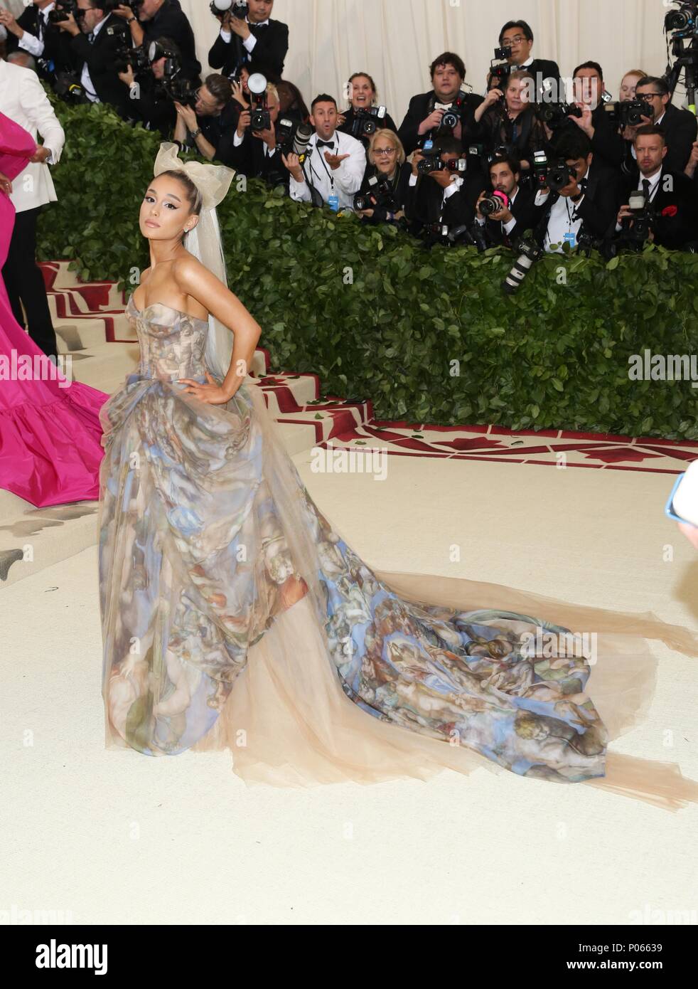 the Heavenly Bodies: Fashion & The Catholic Imagination Costume ...