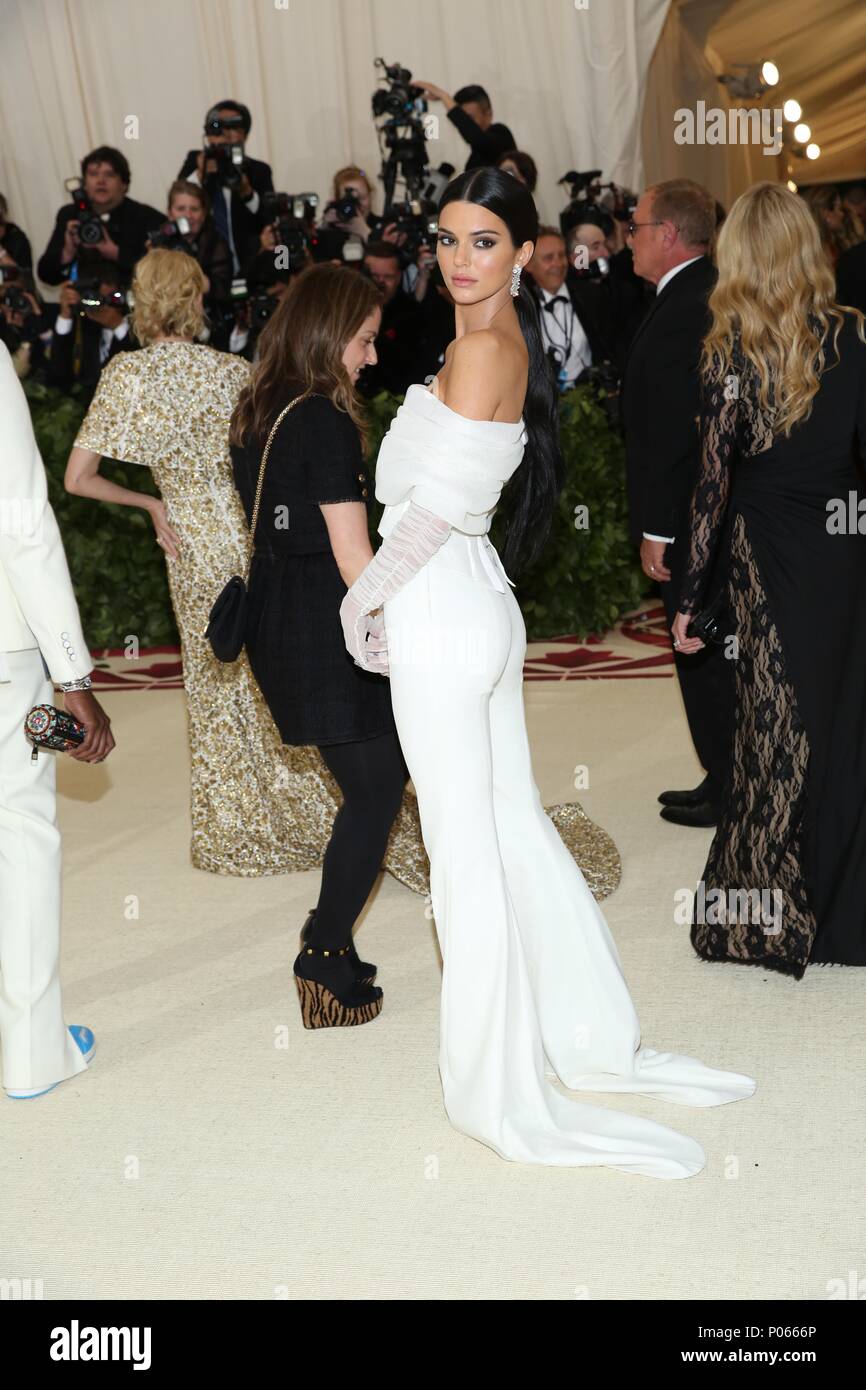 the Heavenly Bodies: Fashion & The Catholic Imagination Costume ...