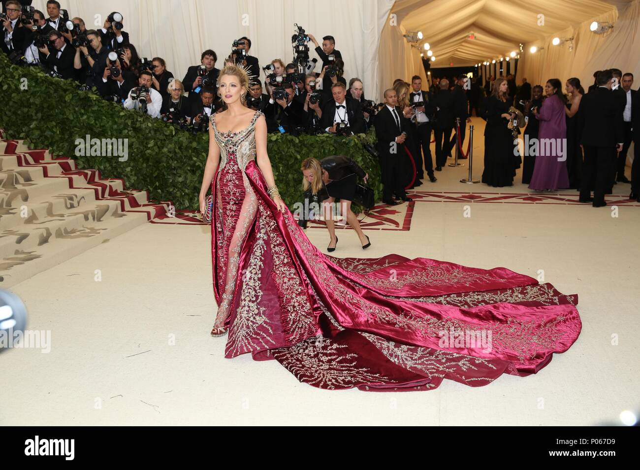 The 2018 Costume Institute's MET Gala Benefit 'Heavenly Bodies: Fashion ...