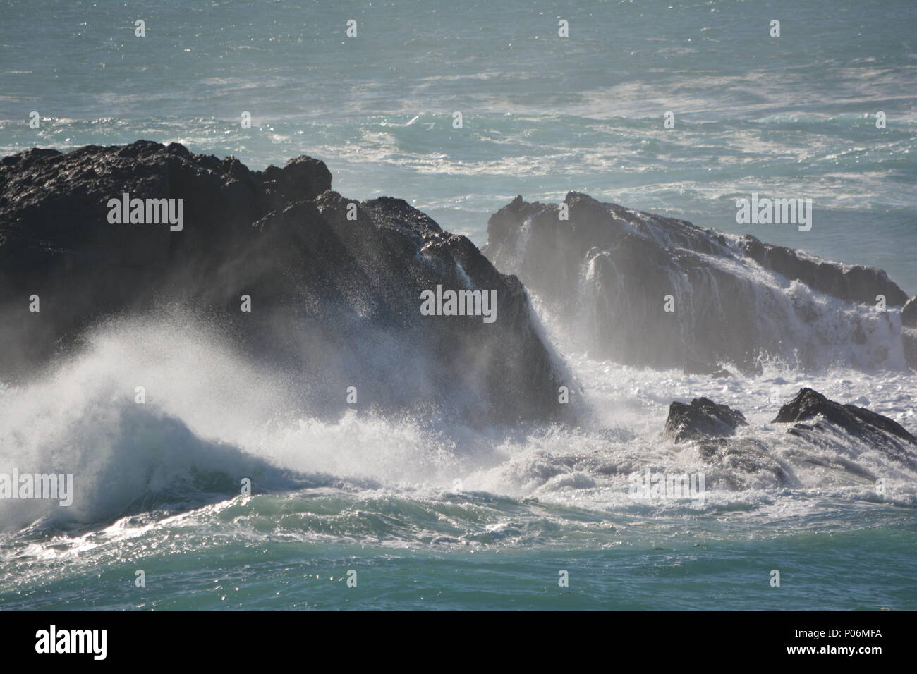 Waves smashing against rocks hi-res stock photography and images - Alamy