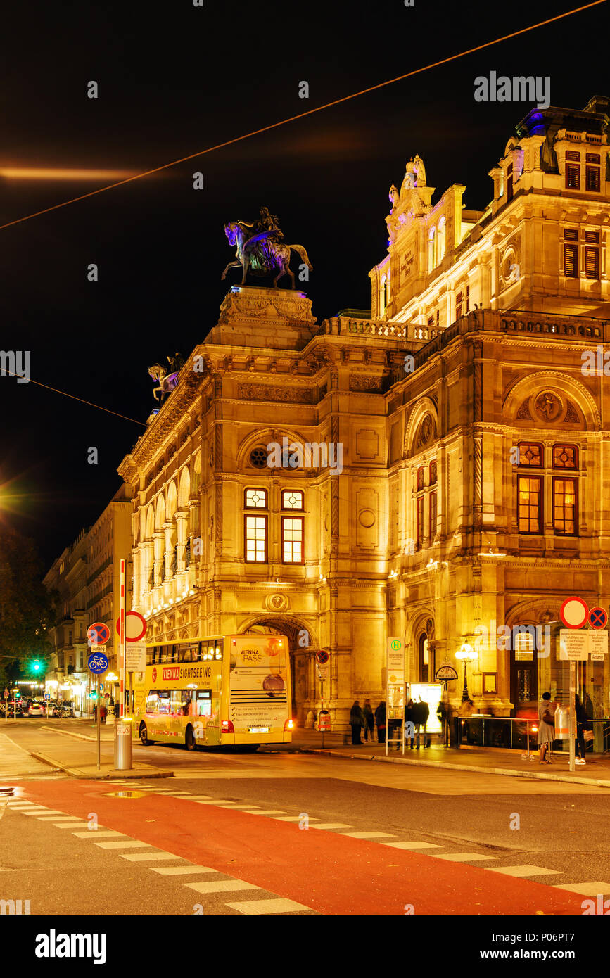 Exterior vienna state opera illuminated night hi-res stock photography ...