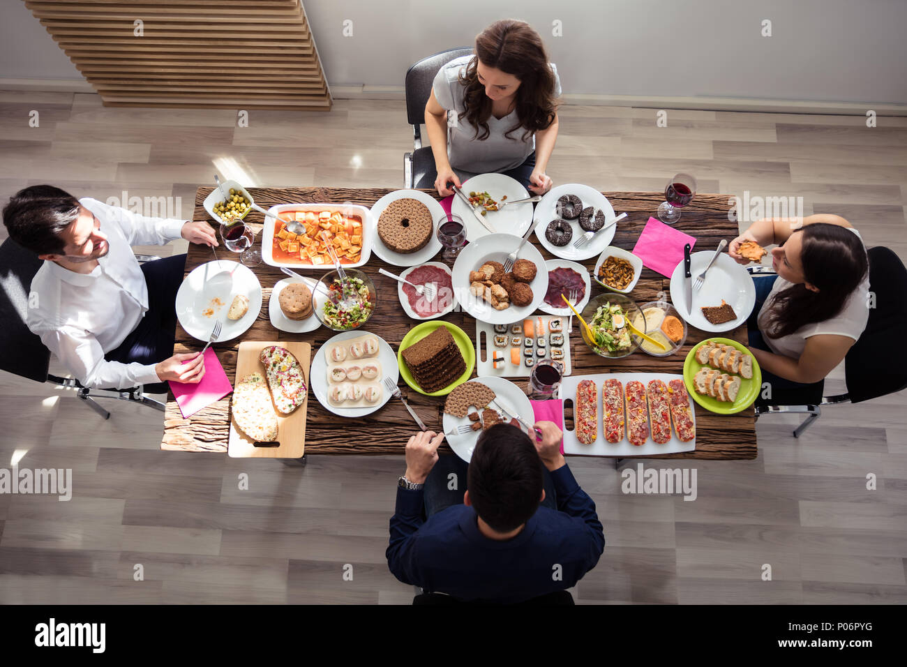 Family and friends lunch hi-res stock photography and images - Alamy