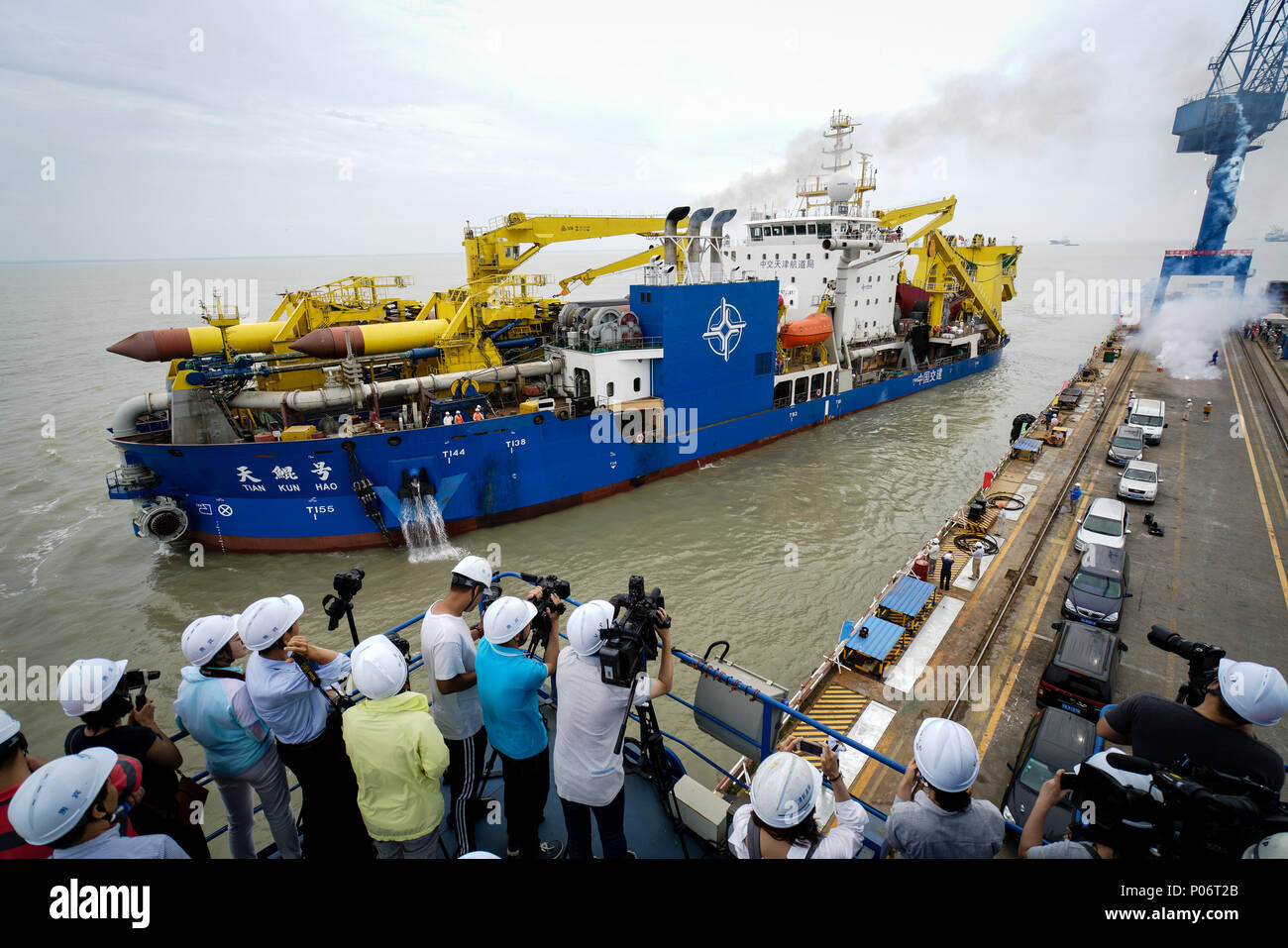 (180608) -- QIDONG, June 8, 2018 (Xinhua) -- Chinese-built dredging ...