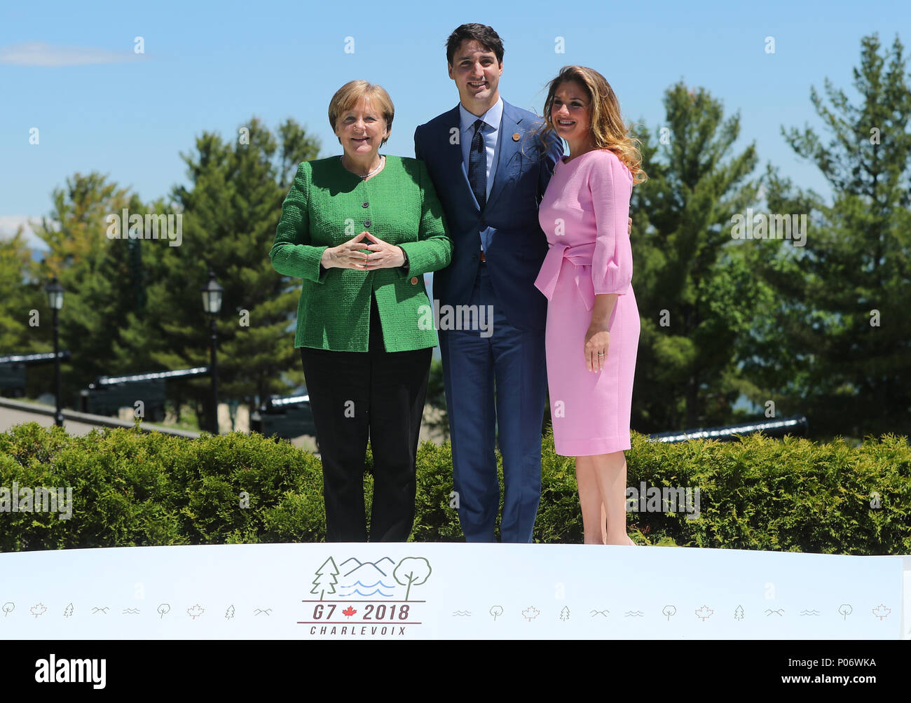 Quebec, Canada. 8th Jun, 2018. German Chancellor Angela Merkel (l) is ...