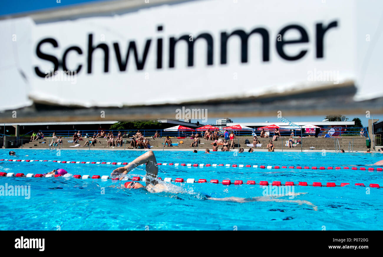 07 June 2018, Germany, Hanover: People swimming at the Lister Freibad ...