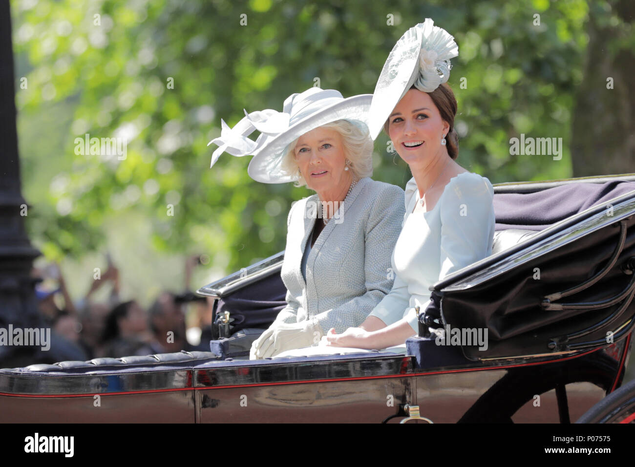 Philip treacy fascinator hi-res stock photography and images - Alamy