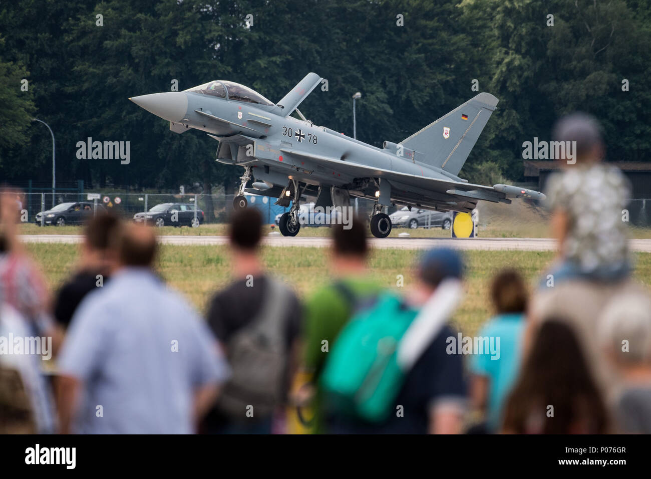 Wunstorf, Germany, 09 June 2018, People watch a Eurofighter (EF2000 ...