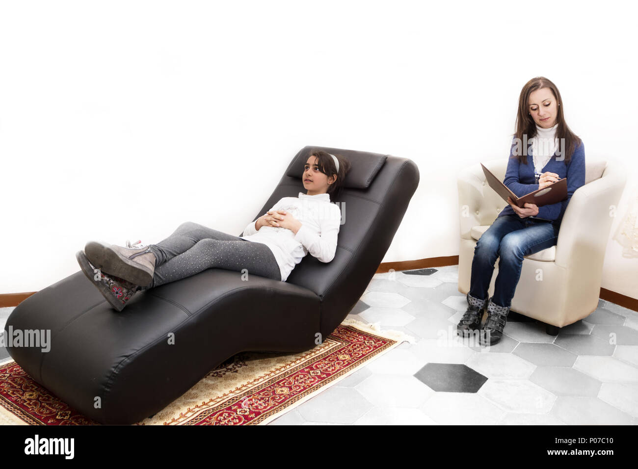 Pediatric psychologist who makes psychological analysis to a child ...