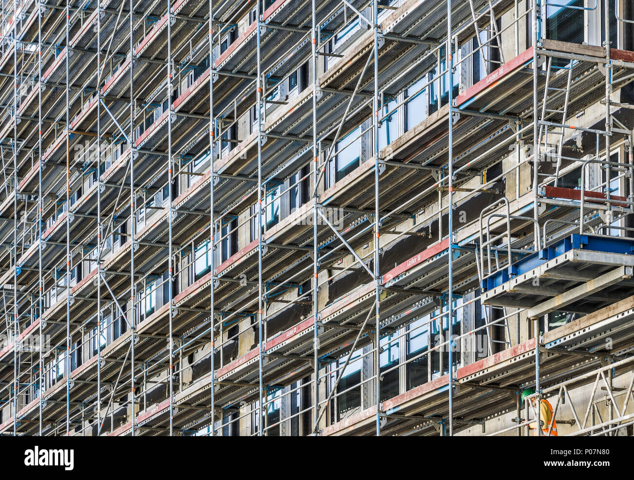 Fall protection construction workers hi-res stock photography and ...
