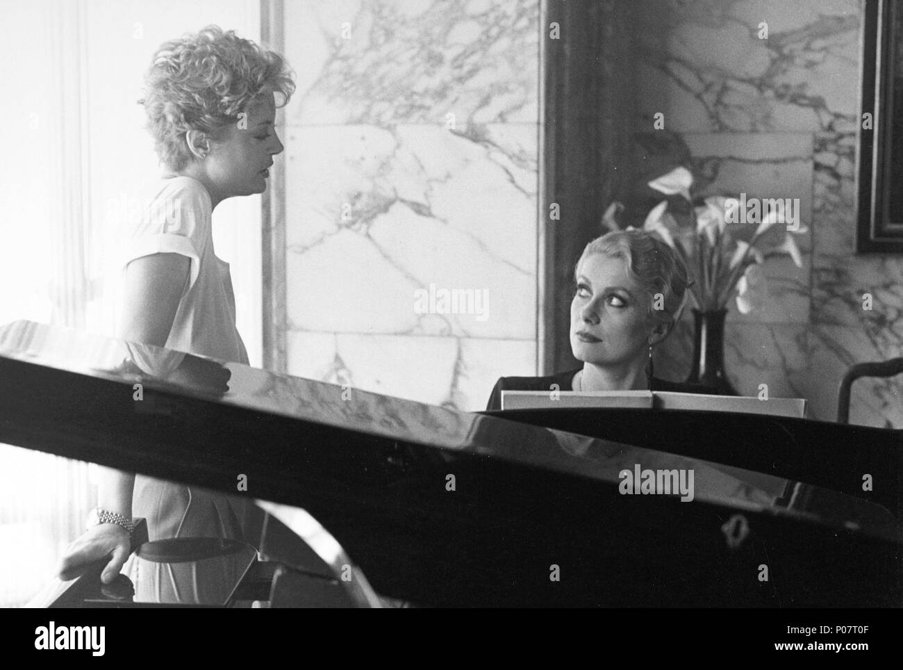 The hunger 1983 sarandon Black and White Stock Photos & Images - Alamy